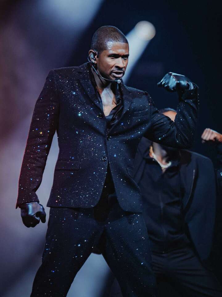 Usher rolls back the years at Oakland Arena