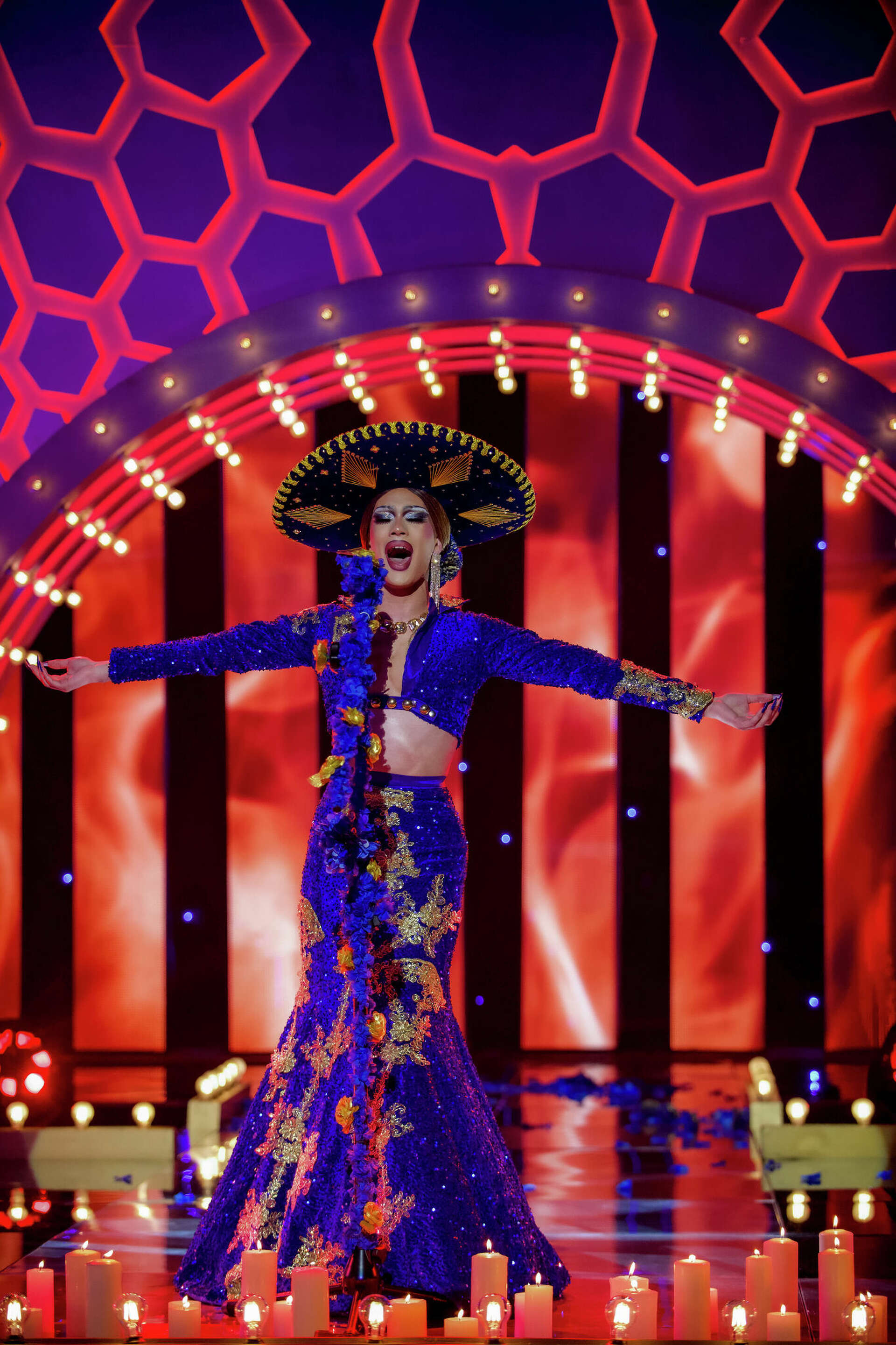 Leexa Fox habla de 'Drag Race México' y bailando canciones de Selena