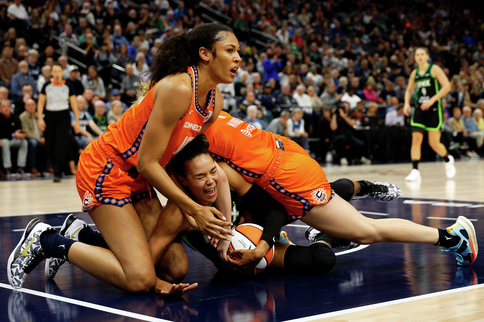 Minnesota Lynx hold off Connecticut Sun, evening WNBA semifinal