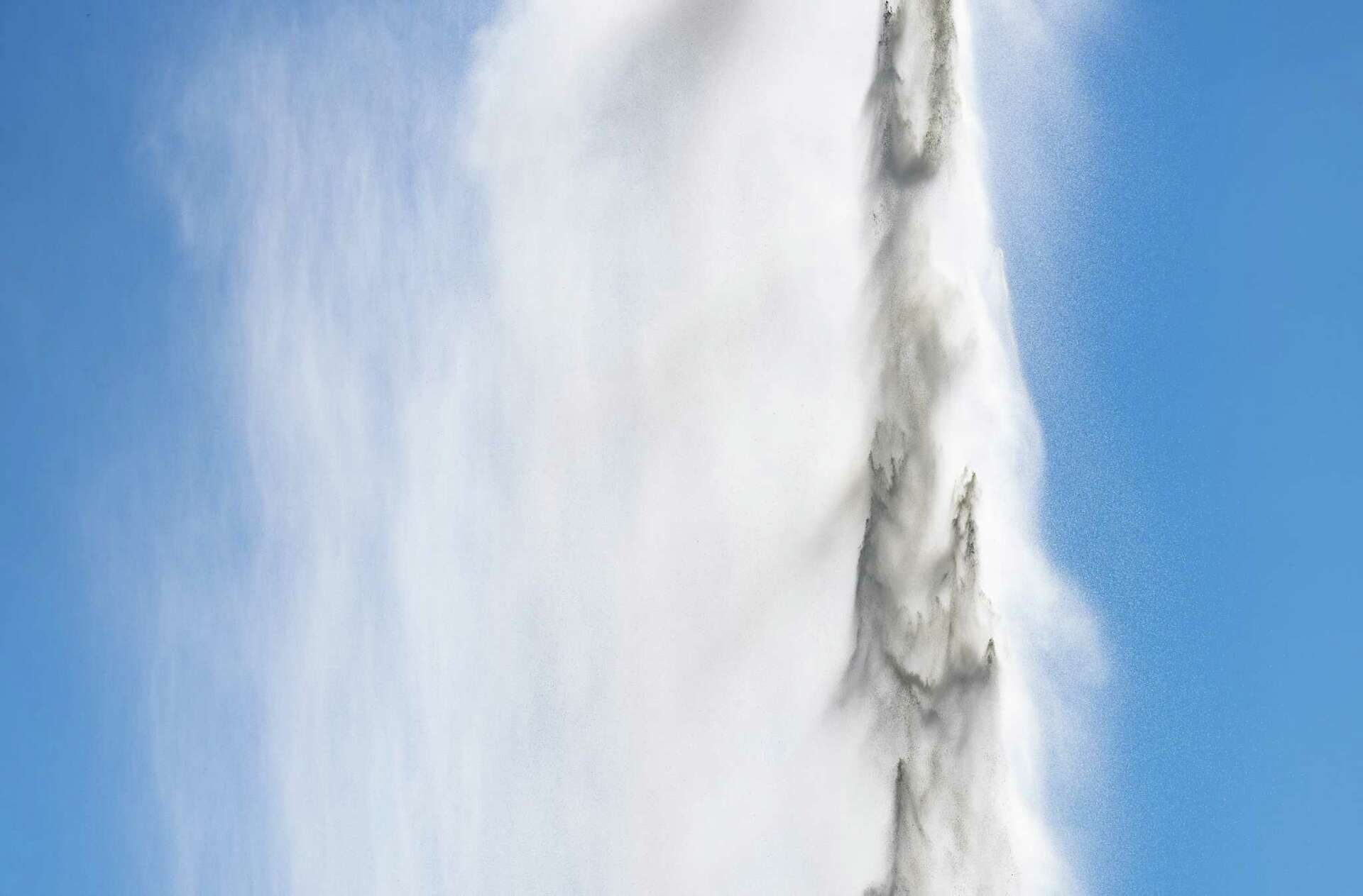 West Texas geyser spews oil-laced water near Toyah and Interstate 20