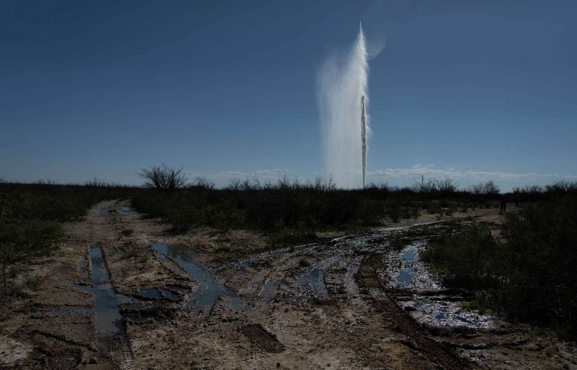 West Texas geyser spews oil-laced water near Toyah and Interstate 20