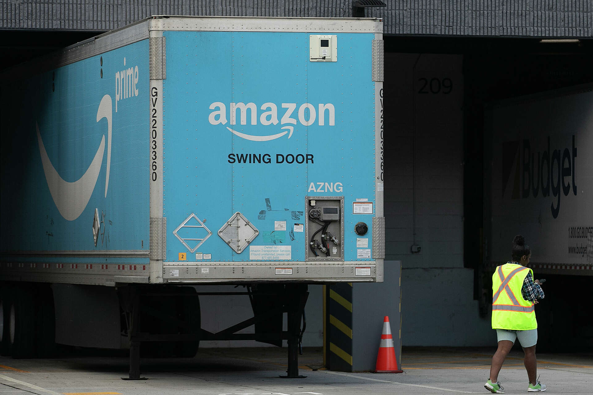 How does Amazon pick its CT locations? Warehouse proposal offers clues