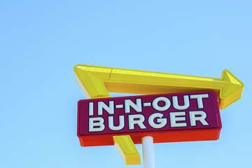 In-N-Out crowd erupts as Oscar winners enter, statue in hand