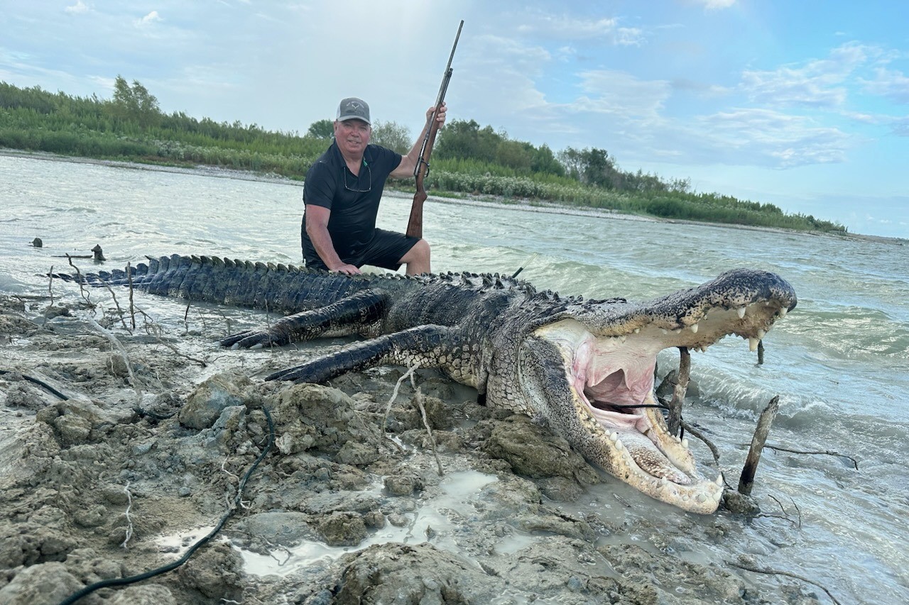 Texas man catches massive 750-pound bull alligator