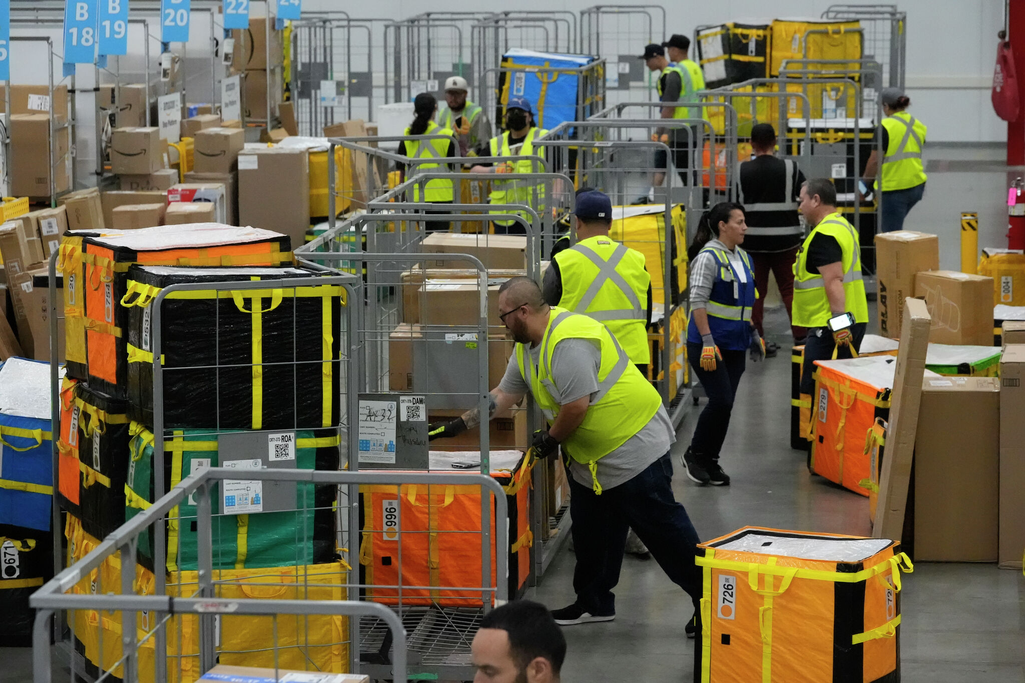 Amazon hiring 2,000 seasonal workers in Connecticut for 2024 holidays