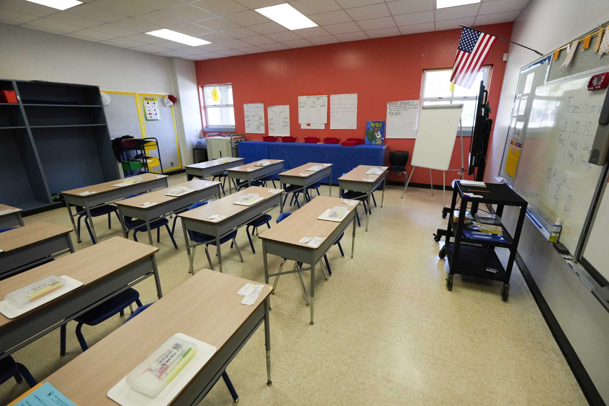 HISD is docking the paychecks of about 4,000 employees that it says it