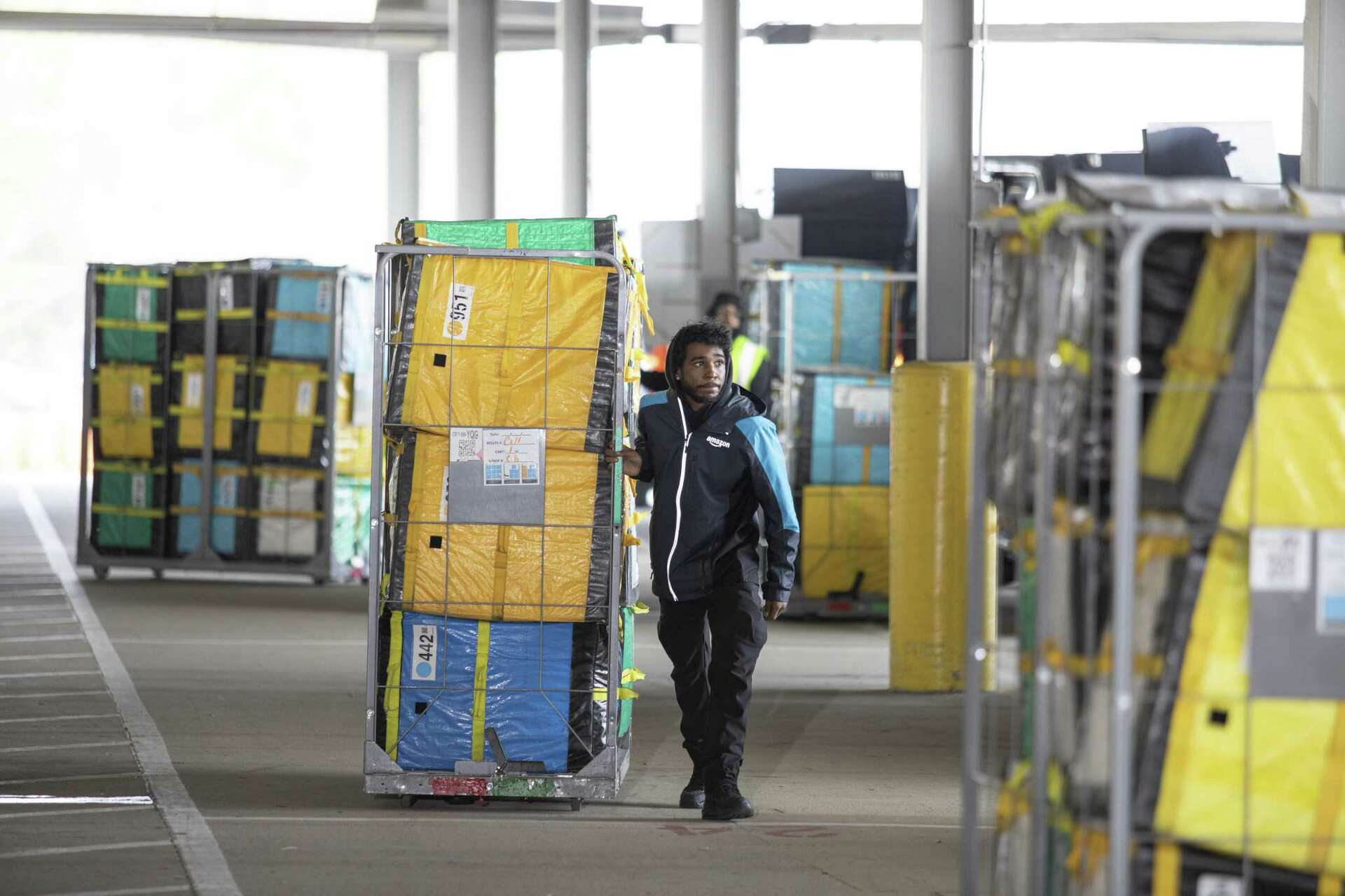 Amazon plans to hire 250,000 seasonal workers for holidays