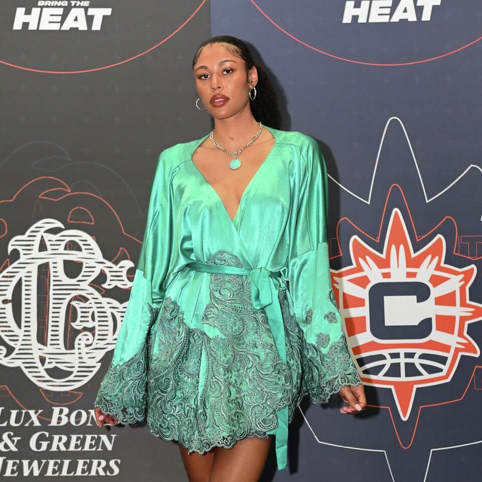 Nika Mühl's assists former UConn teammate Olivia Nelson-Ododa in Paris