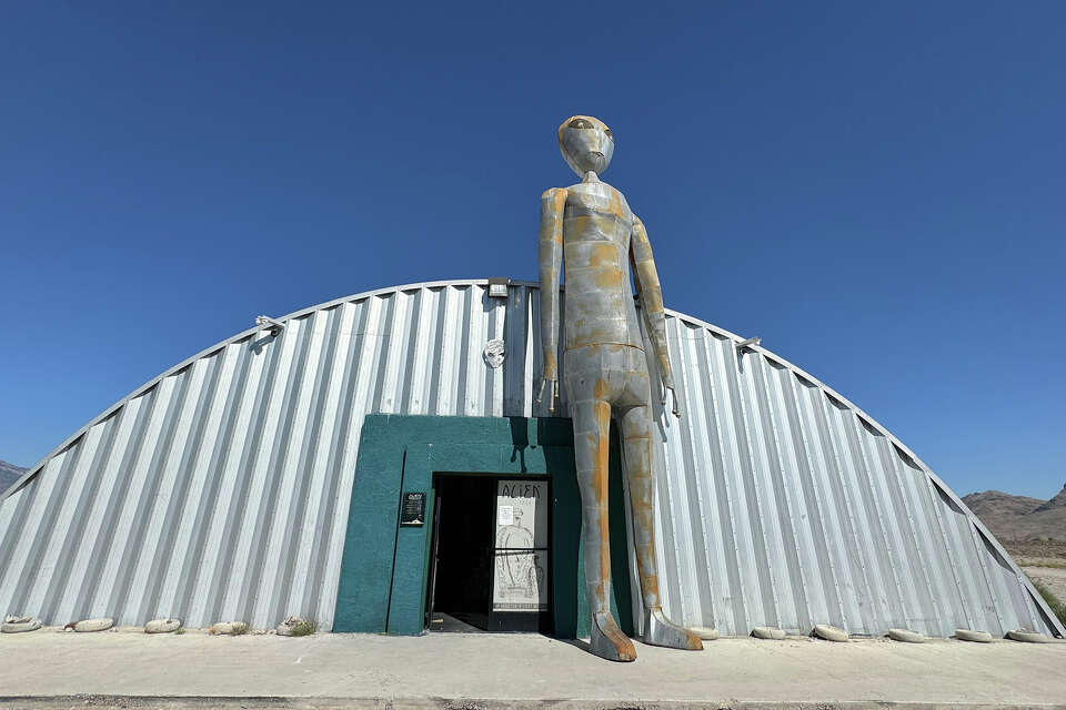 People are obsessed with otherworldly gas station near Calif. border