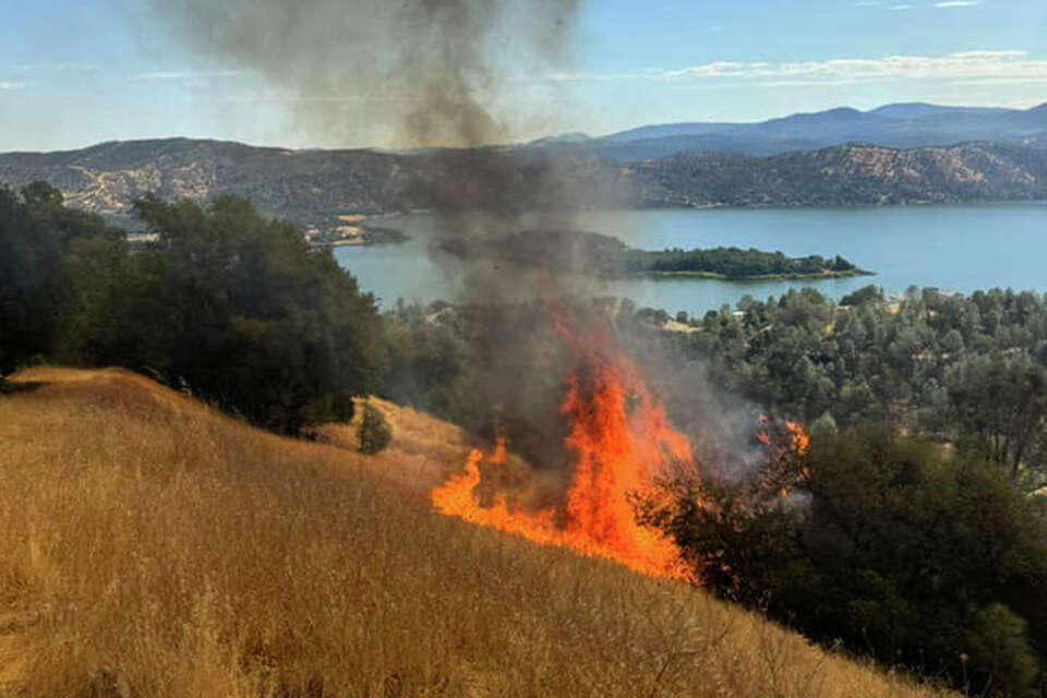 Lake County wildfire threatens 2,553 structures