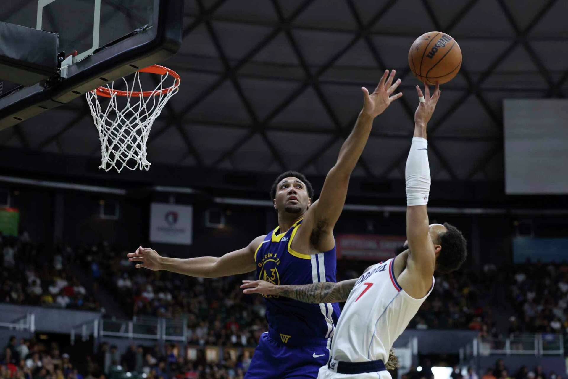Waters beats buzzer, Clippers as Warriors win preseason game in Hawaii