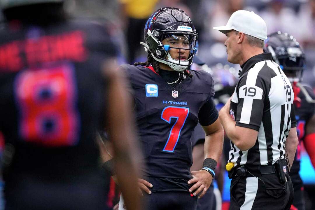 NFL referee Clay Martin calls out wrong sport during Texans-Bills game