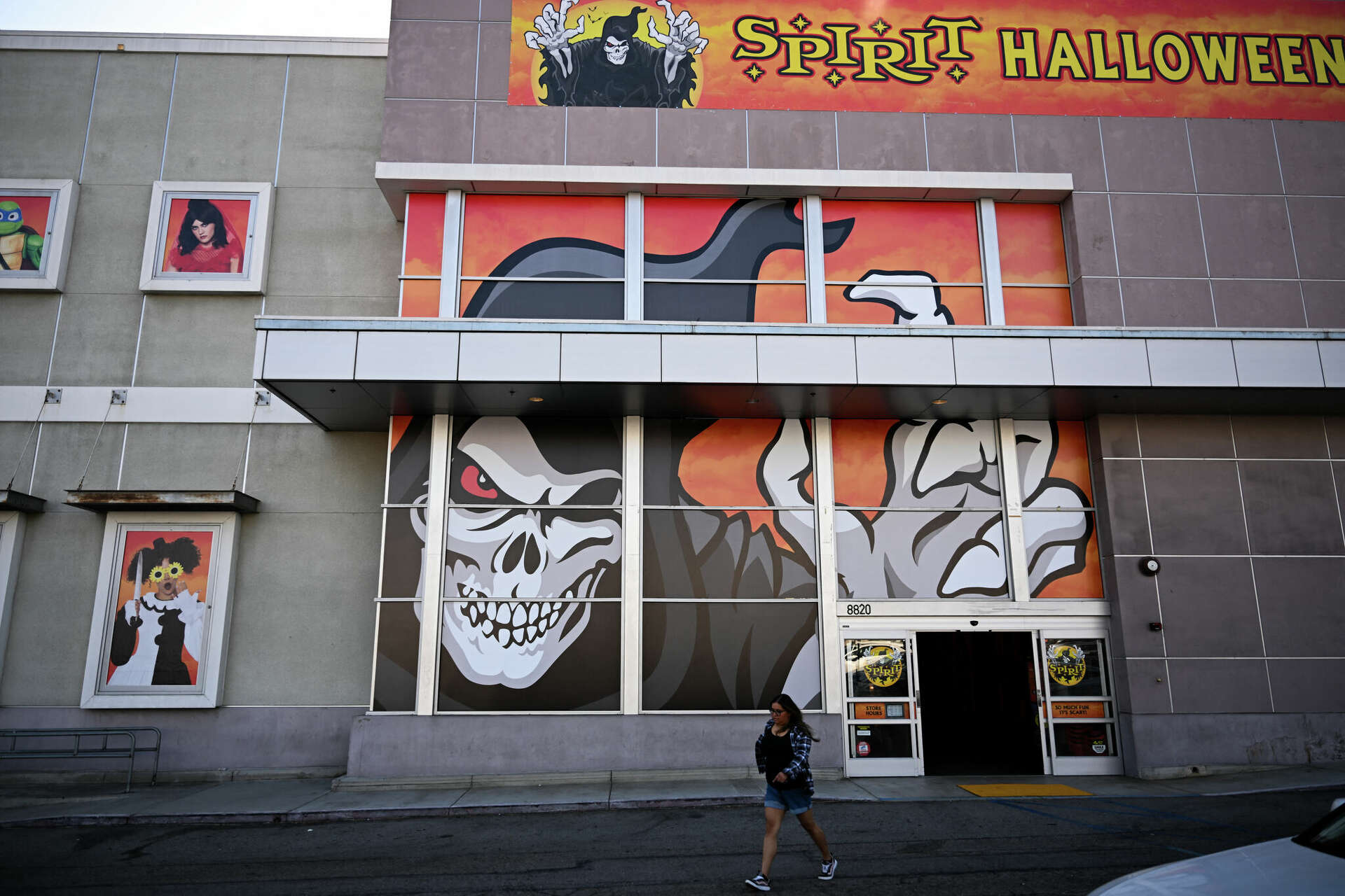 Spirit Halloween Ct Location One Of Few To Turn Into Spirit Christmas