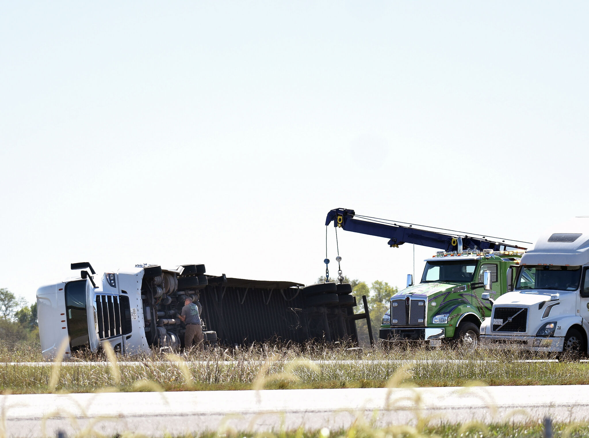 Illinois State Police deal with two overturned semis on I-55