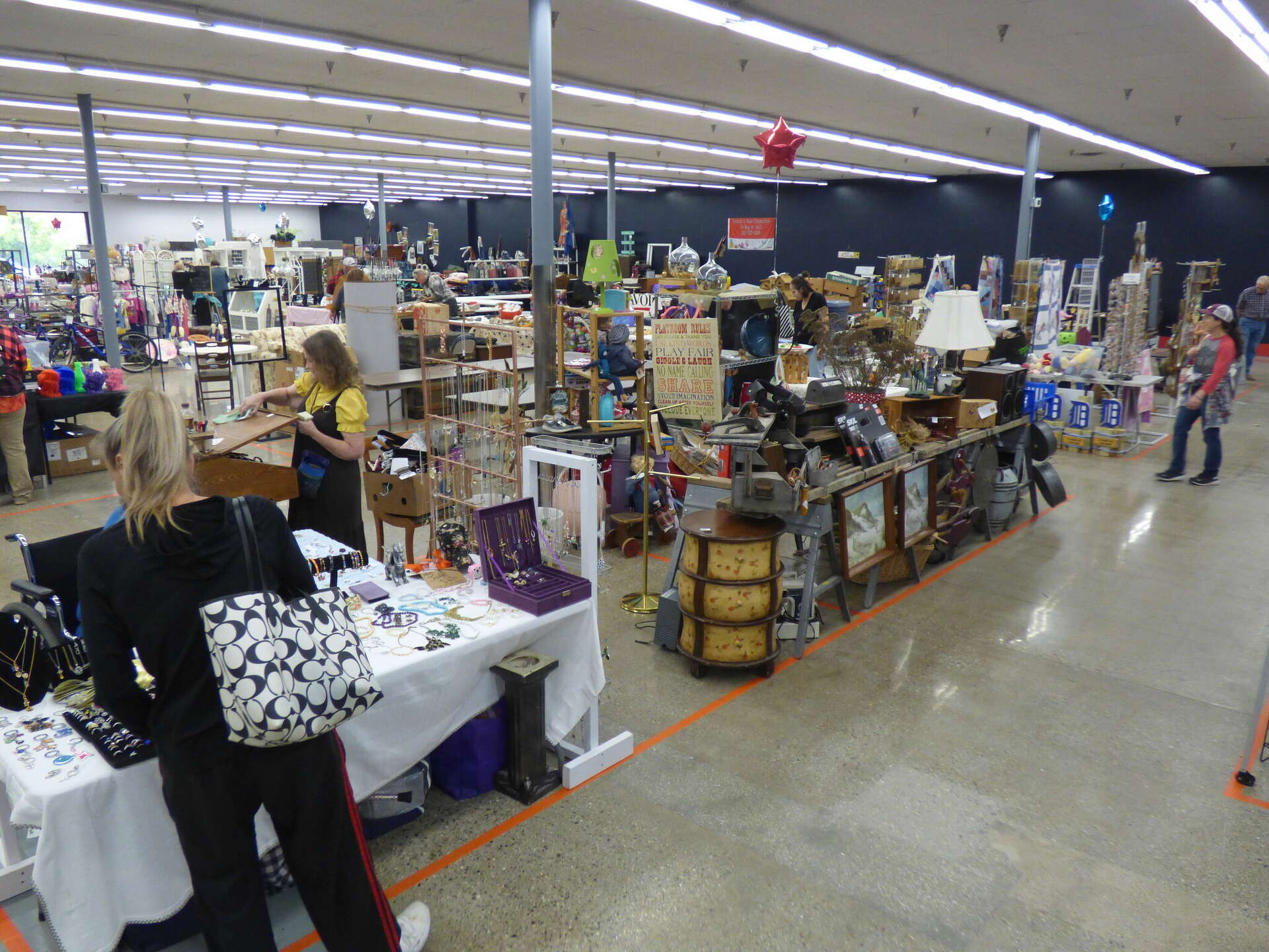 New flea market attracts crowd for celebration in Manistee