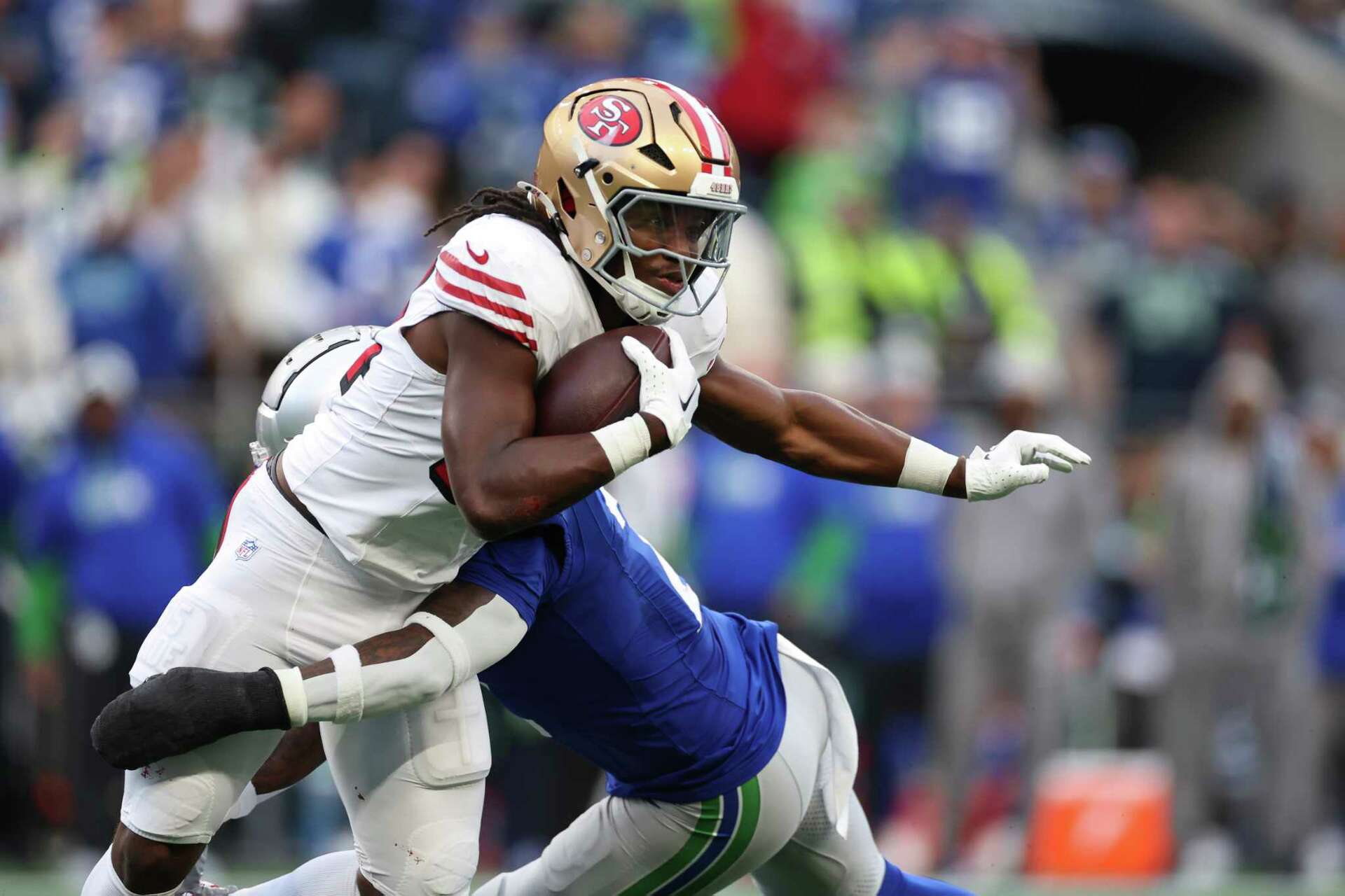 49ers’ Jordan Mason injures shoulder, briefly returns but exits again