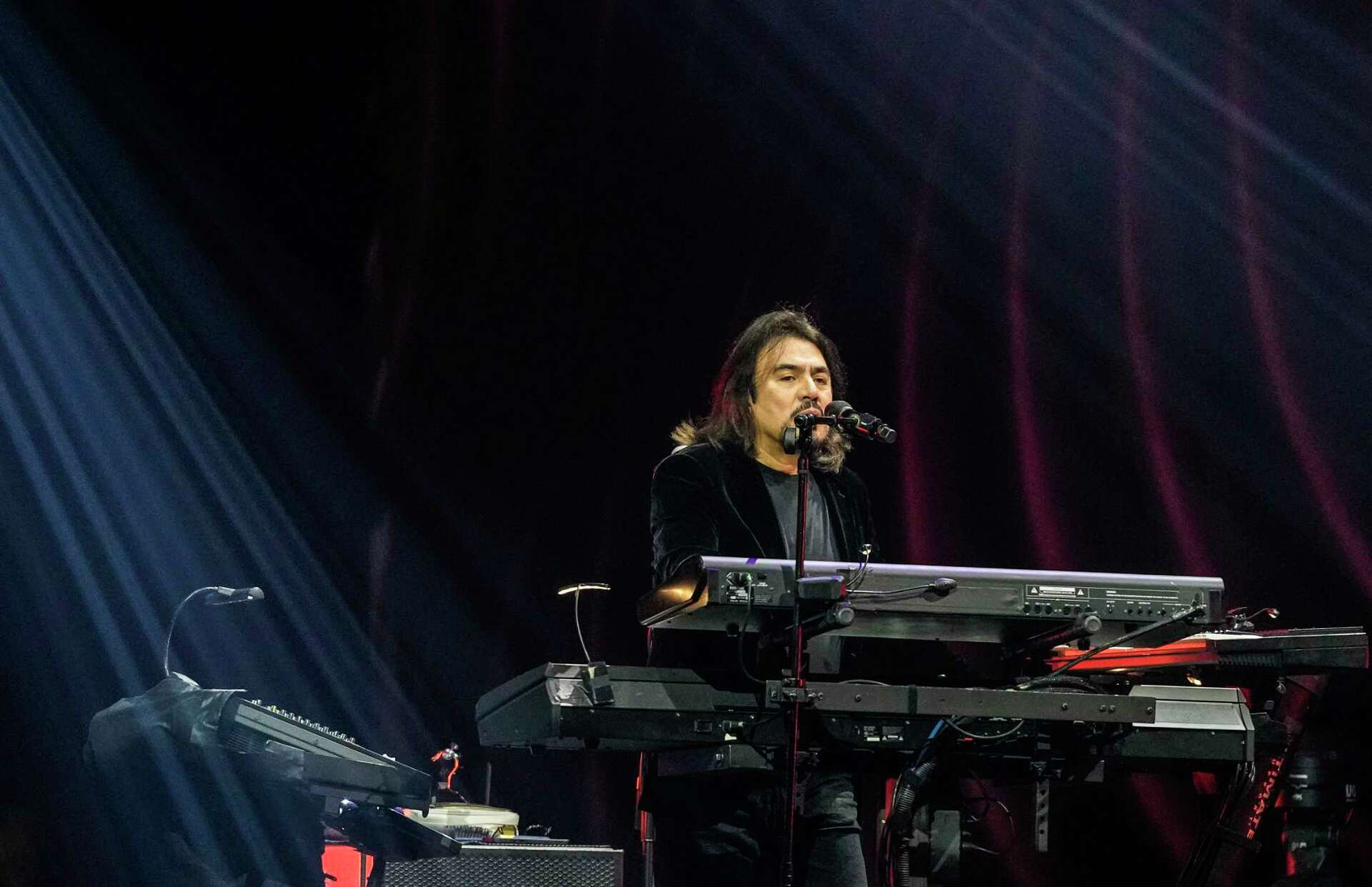 Los Temerarios romance fans at first of 3 farewell shows in Houston