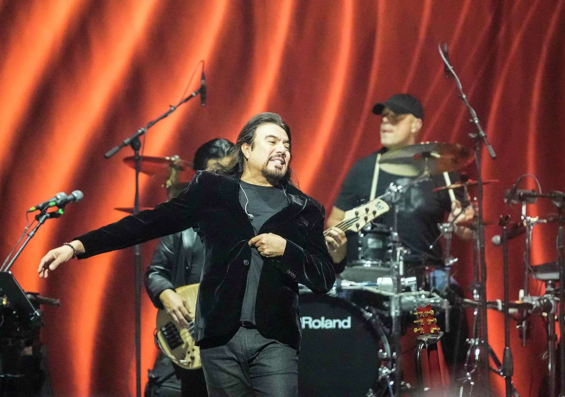 Los Temerarios romance fans at first of 3 farewell shows in Houston
