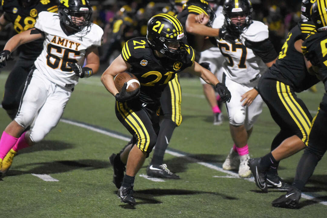 Jonathan Law football edges Amity on late two-point conversion