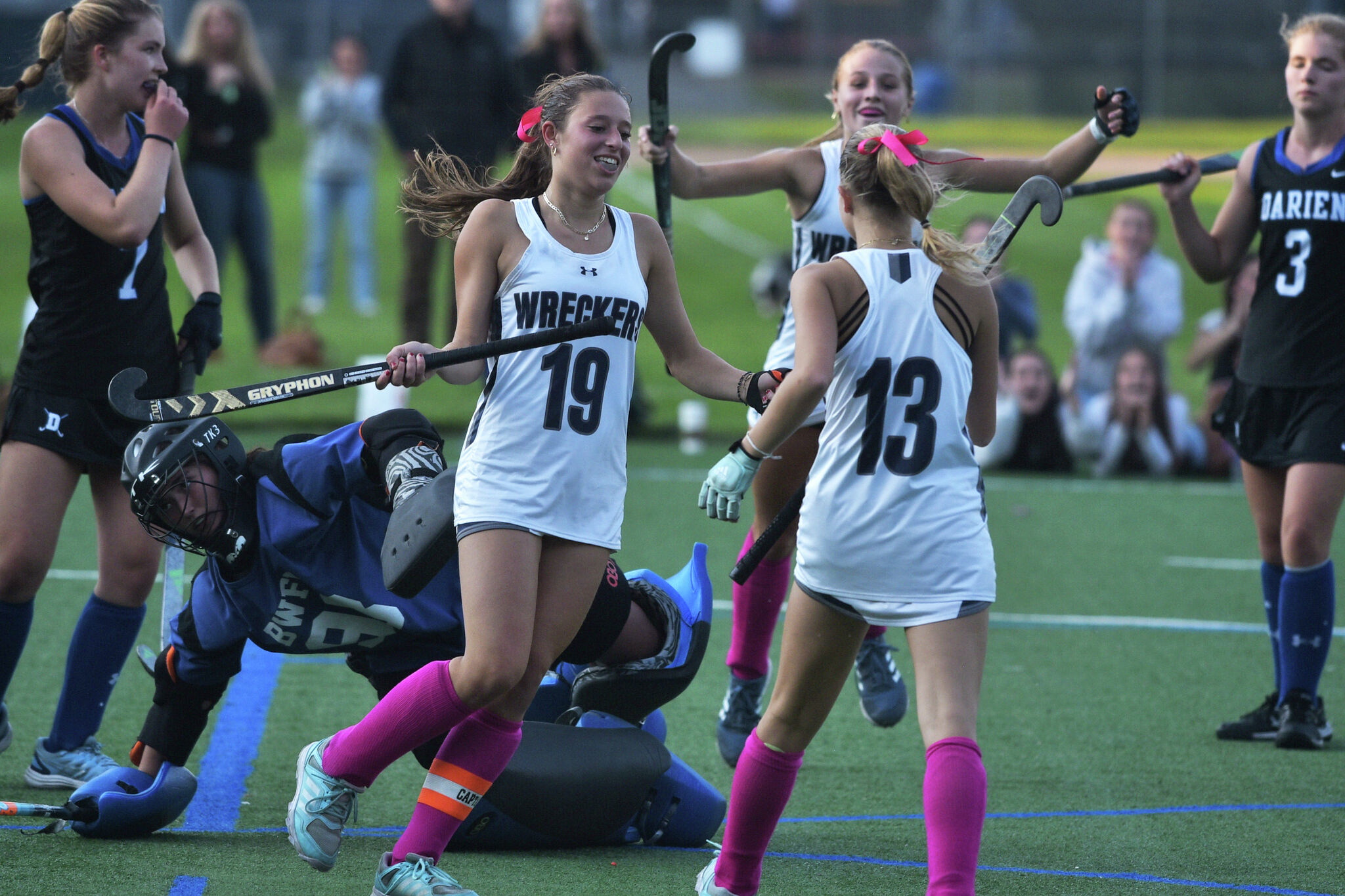 Staples field hockey defeats top-ranked Darien in FCIAC showdown