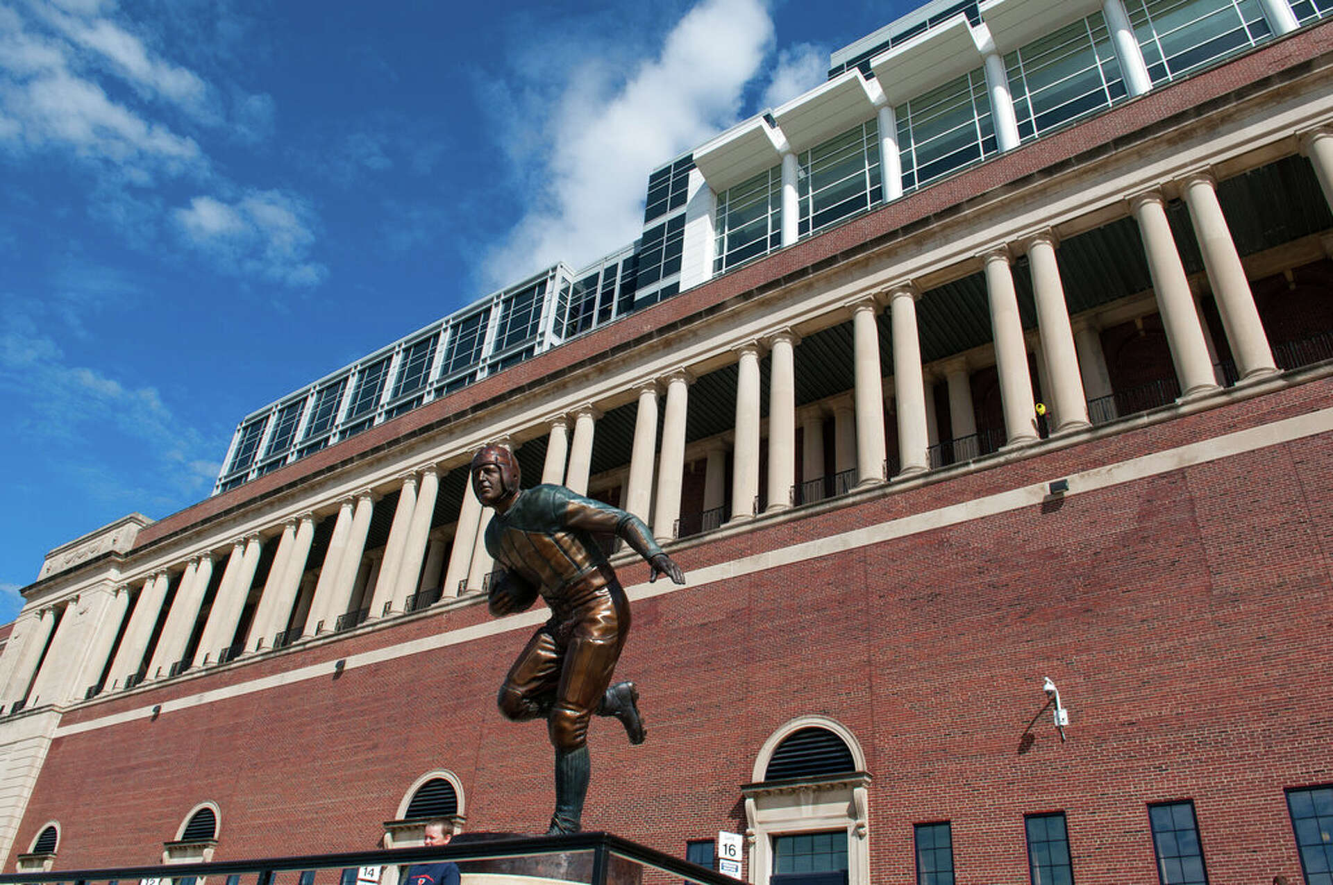 Glen Carbon author writes book about Illinois star Red Grange