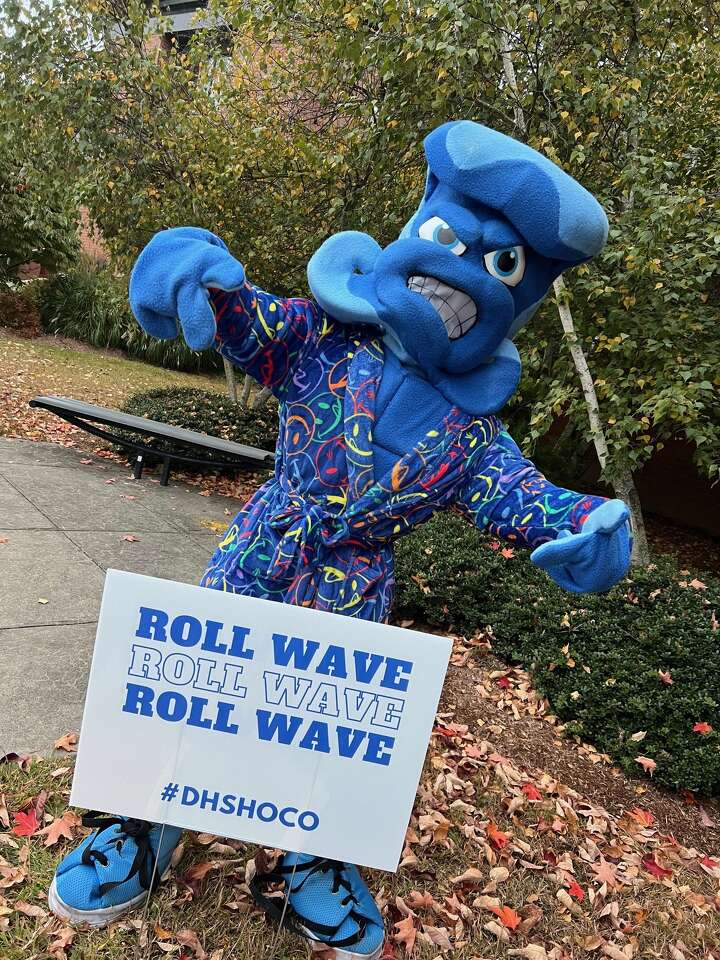 Darien High School homecoming dance returns after 15 years