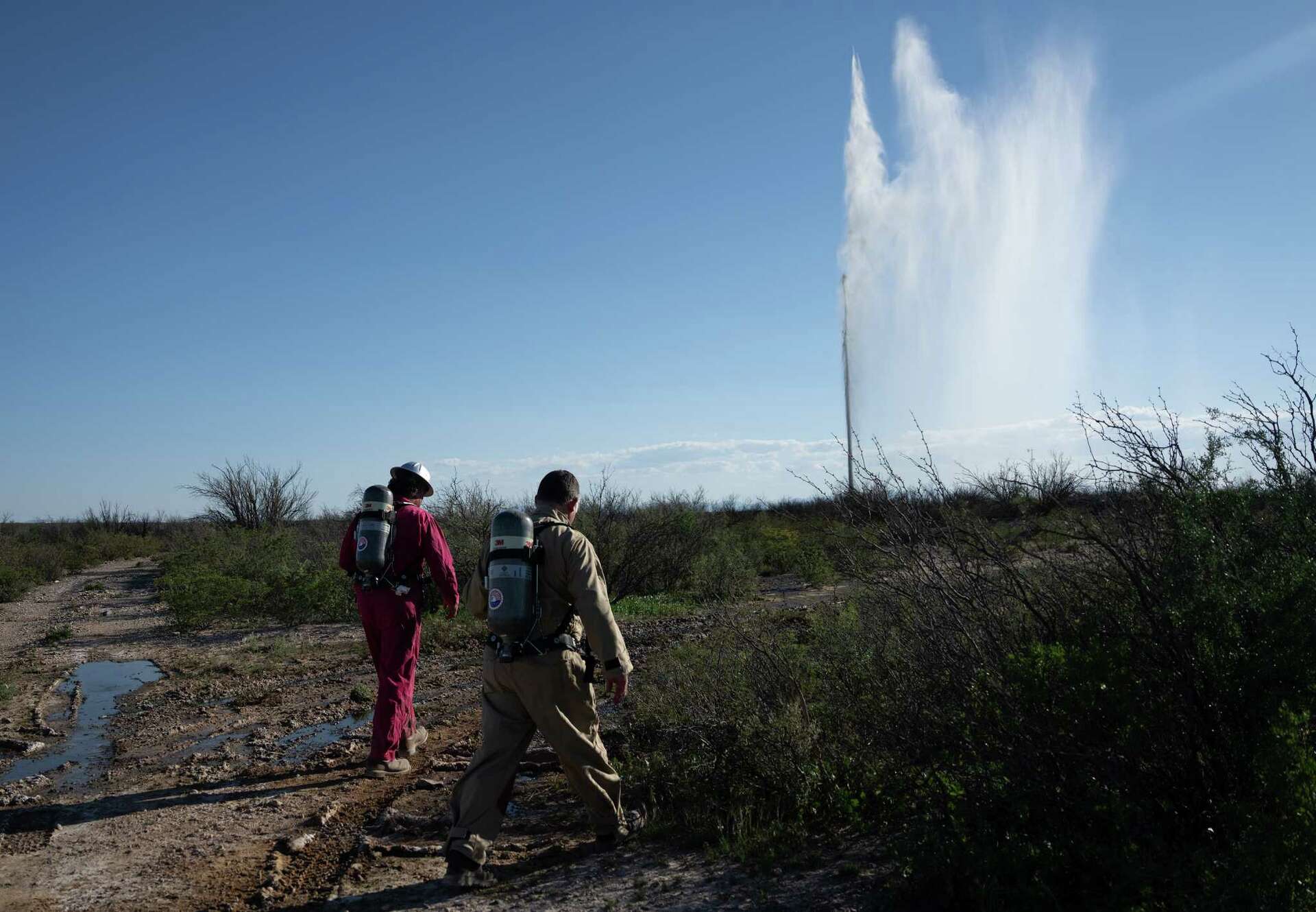 Kinder Morgan shuts geyser of produced water from West Texas well