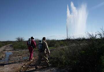 Kinder Morgan shuts geyser of produced water from West Texas well