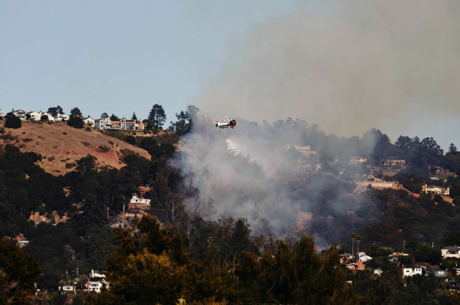 Oakland fire prompts evacuations, stirs memories of 1991 firestorm