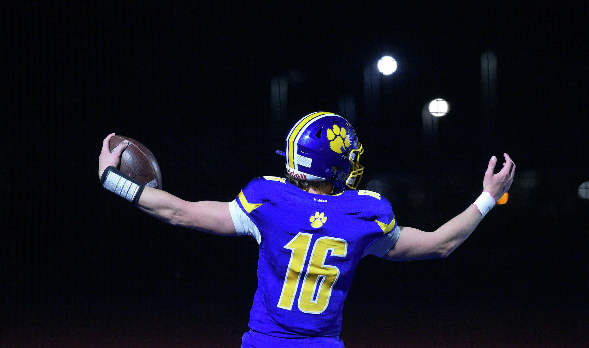 Brookfield High School football defeats No. 7 Bunnell with defense