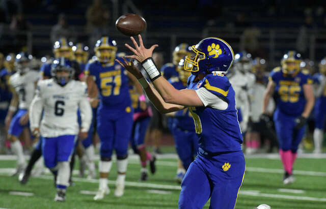 Brookfield High School football defeats No. 7 Bunnell with defense