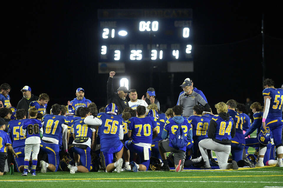 Brookfield High School football defeats No. 7 Bunnell with defense