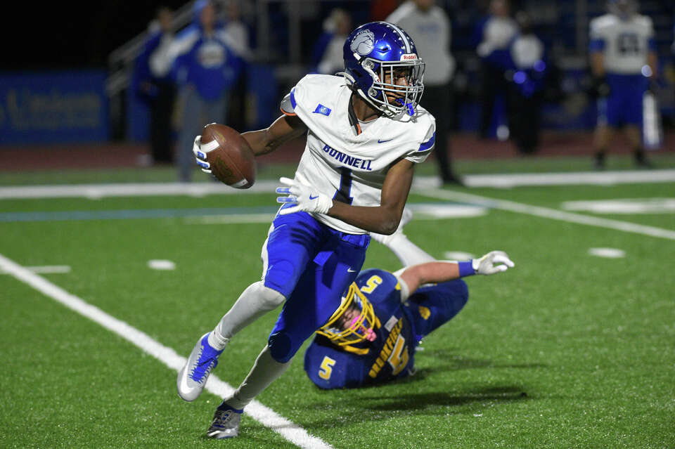 Brookfield High School football defeats No. 7 Bunnell with defense