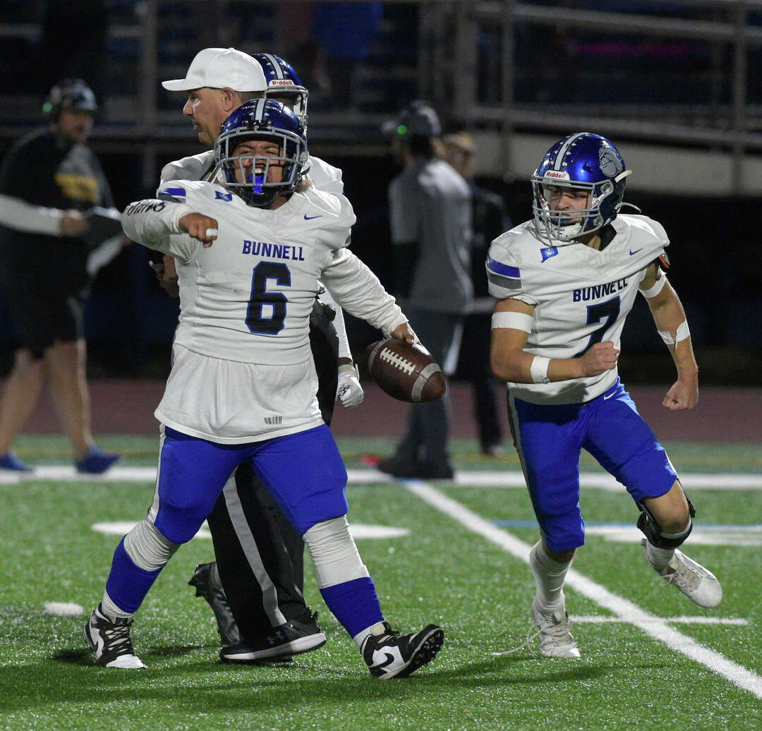 Brookfield High School football defeats No. 7 Bunnell with defense