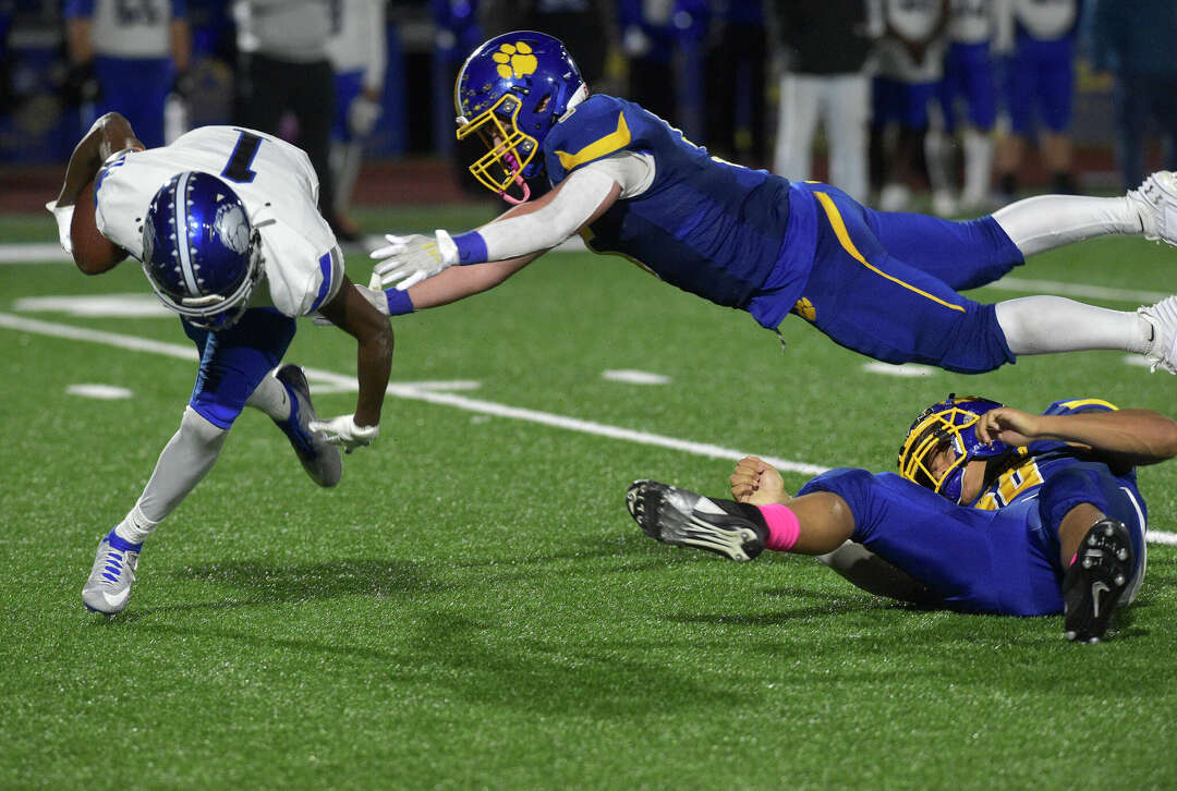Brookfield High School football defeats No. 7 Bunnell with defense
