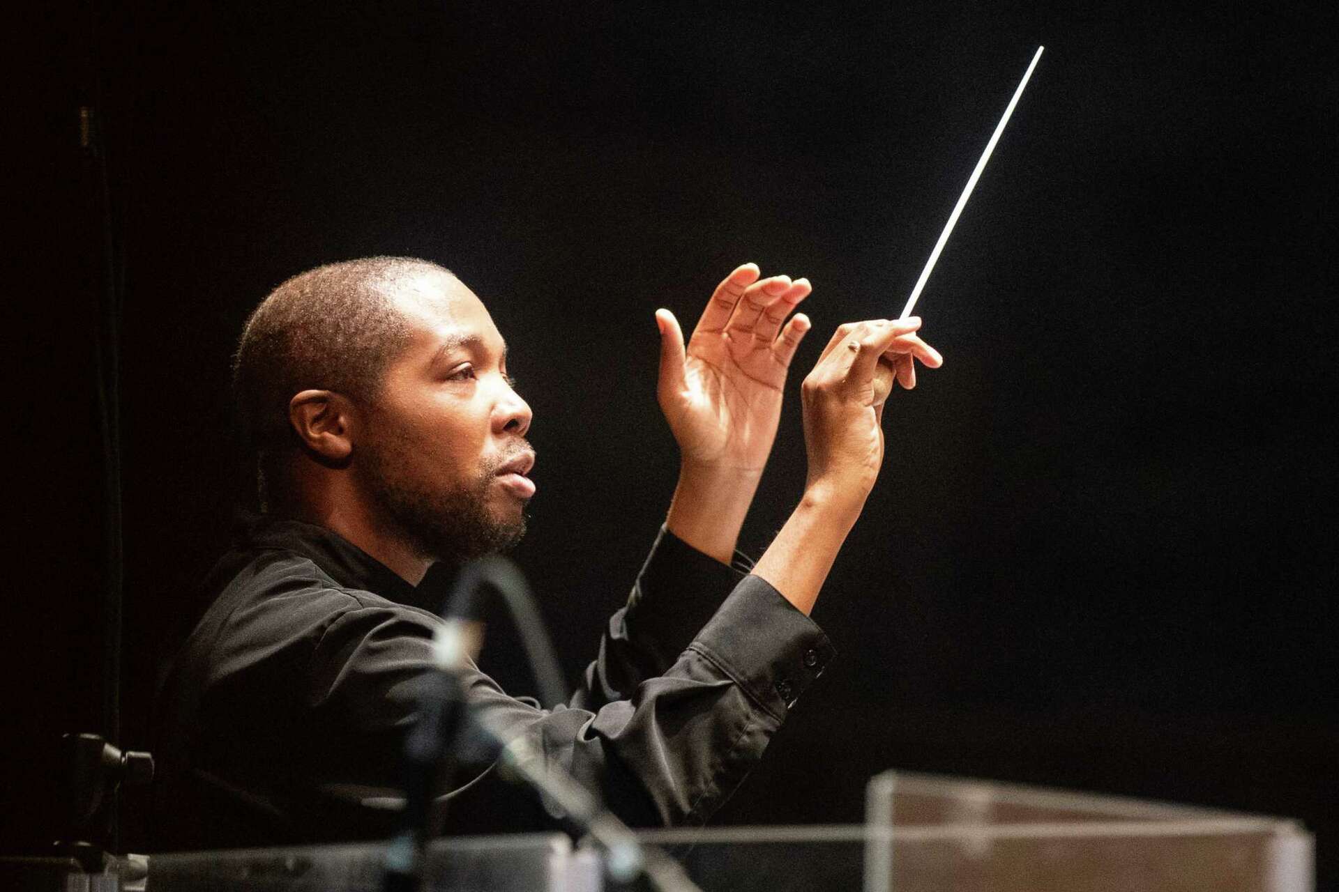 Oakland Symphony’s new music director makes dynamic debut