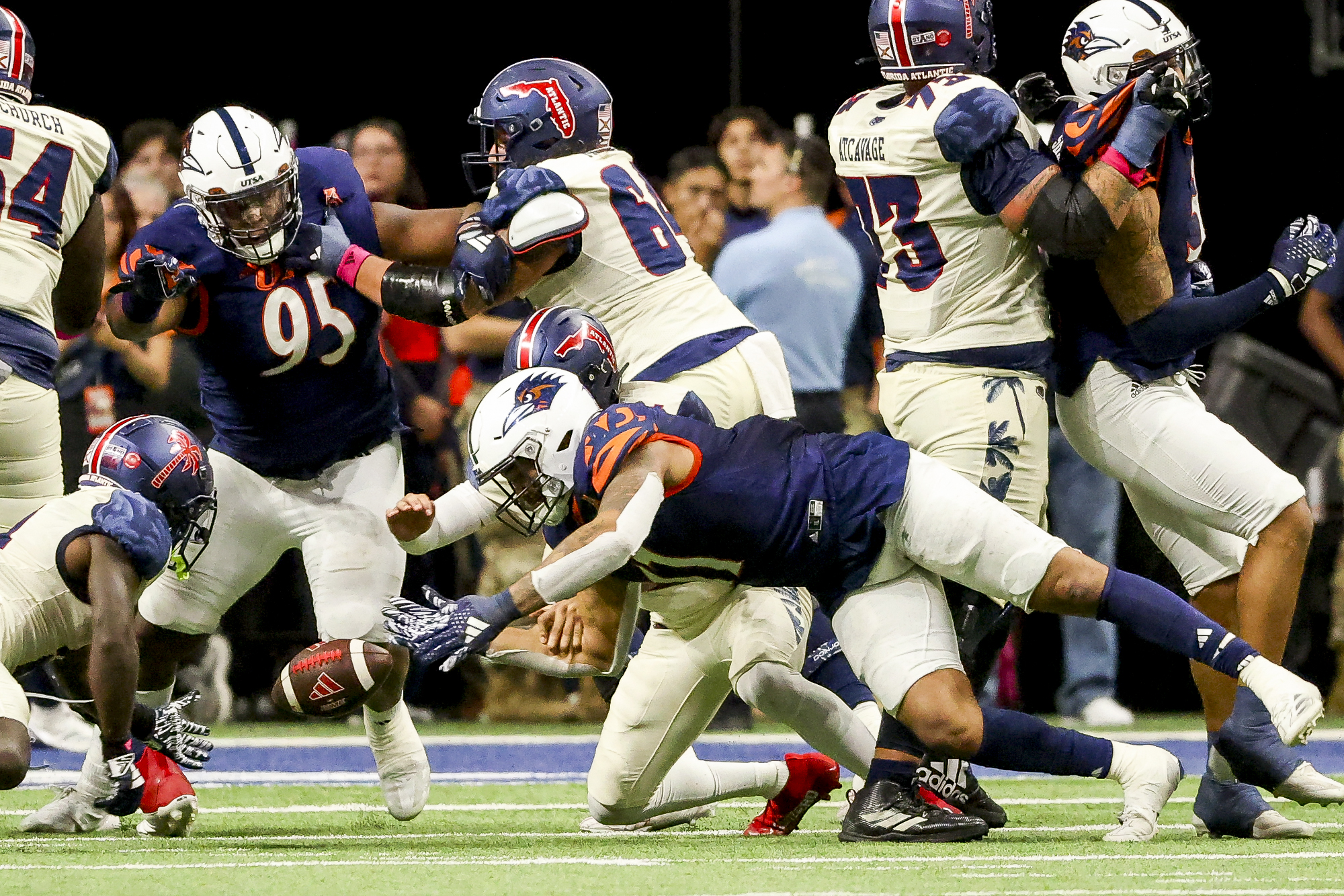 UTSA battles through injuries, turnovers to top Florida Atlantic
