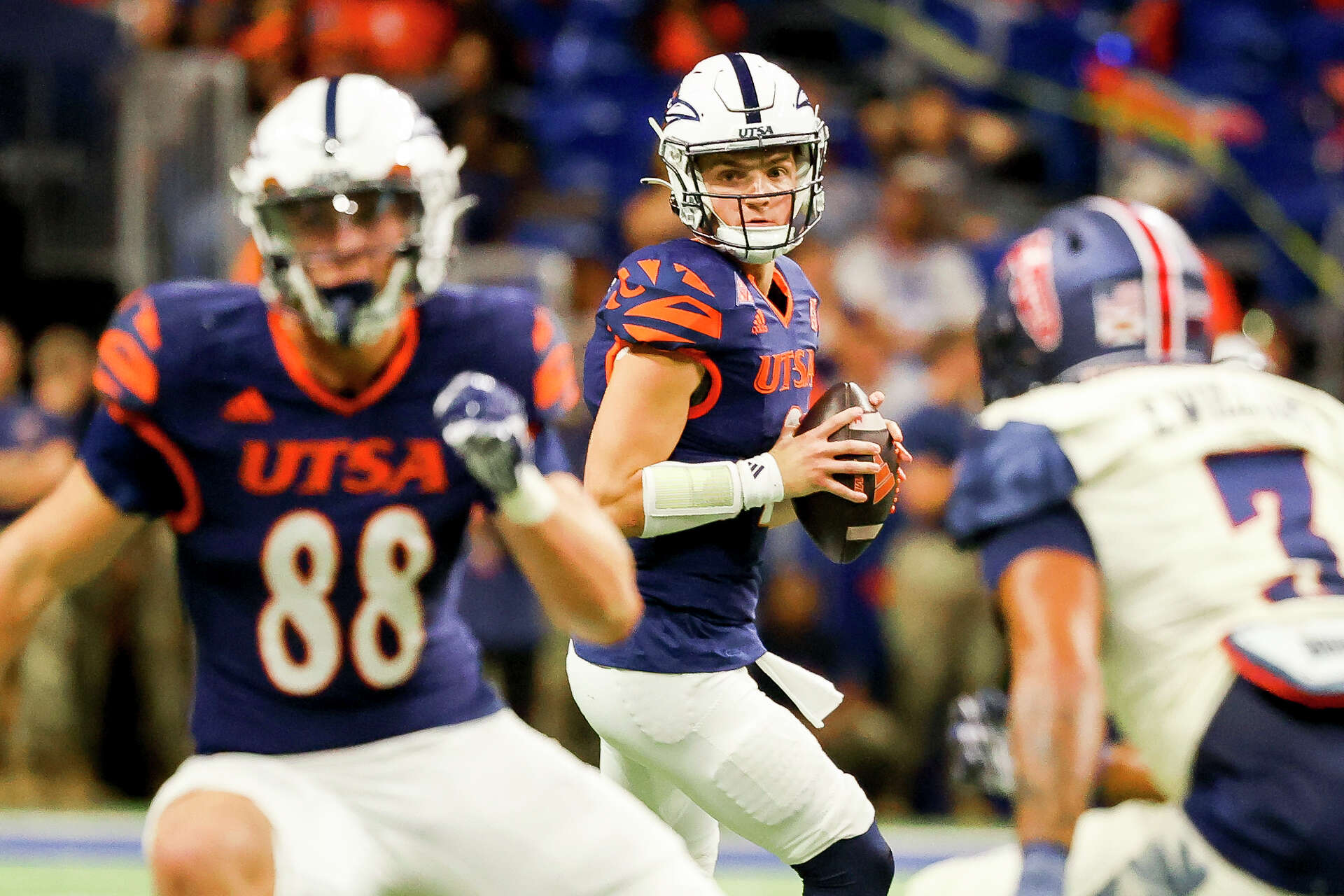 UTSA battles through injuries, turnovers to top Florida Atlantic