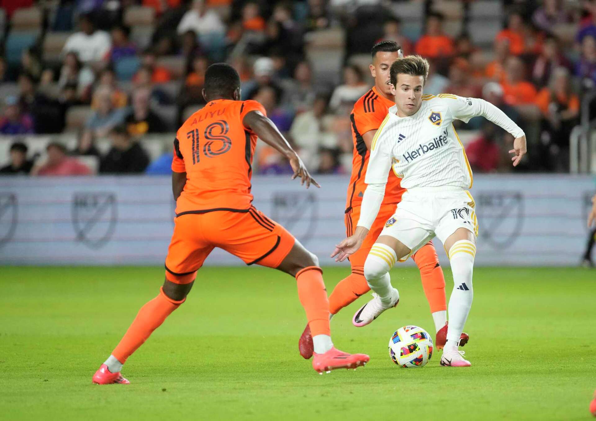 Daniel Steres, Dynamo beat Galaxy in regular-season finale