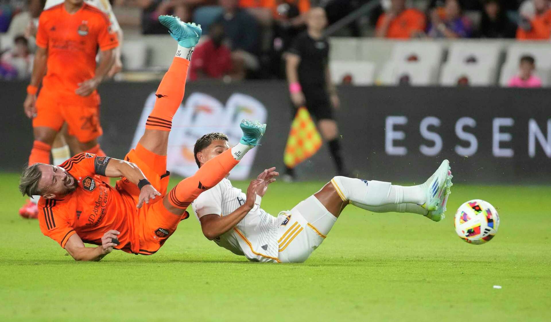 Daniel Steres, Dynamo beat Galaxy in regular-season finale