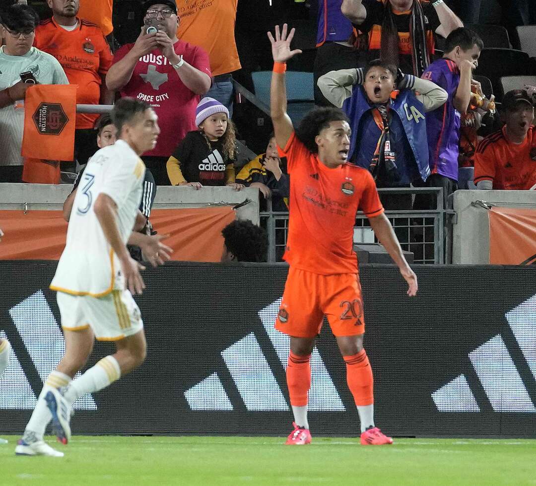 Daniel Steres, Dynamo beat Galaxy in regular-season finale