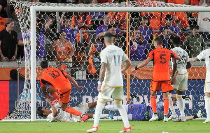 Daniel Steres, Dynamo beat Galaxy in regular-season finale