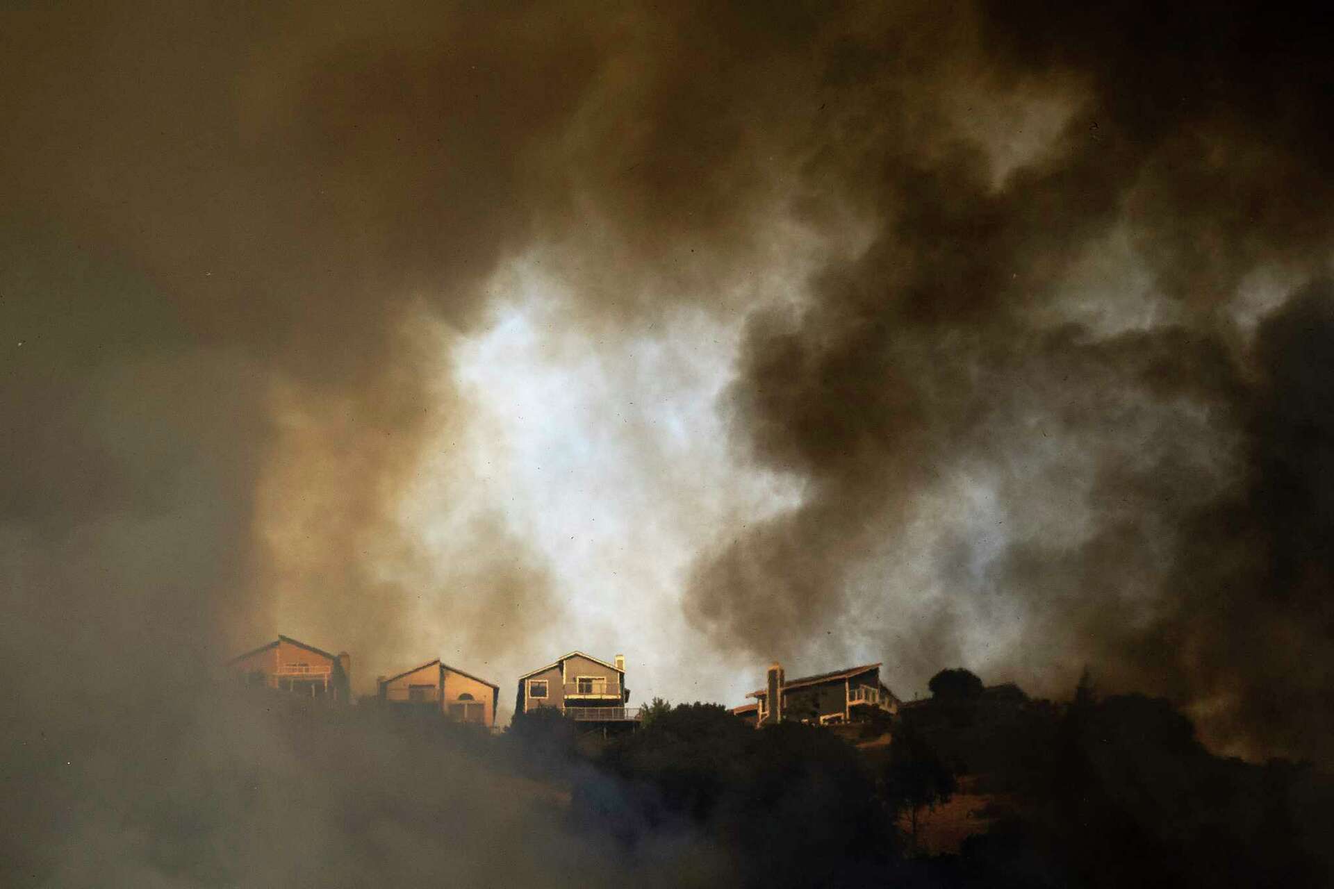 Oakland fire 85% contained as evacuation orders lift