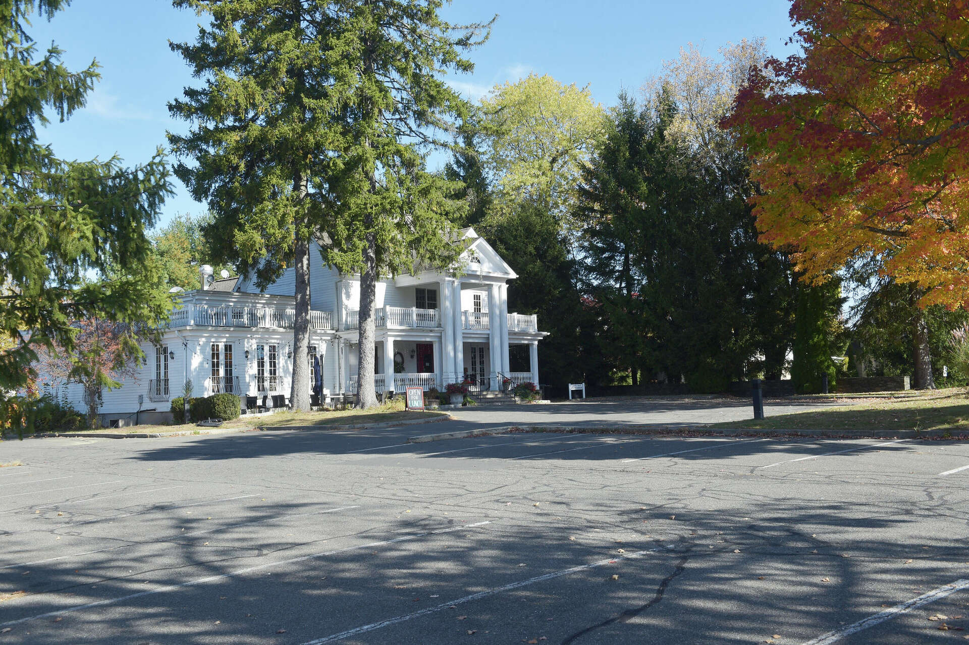 Ridgefield's Red Rooster Pub closes permanently; apartments proposed