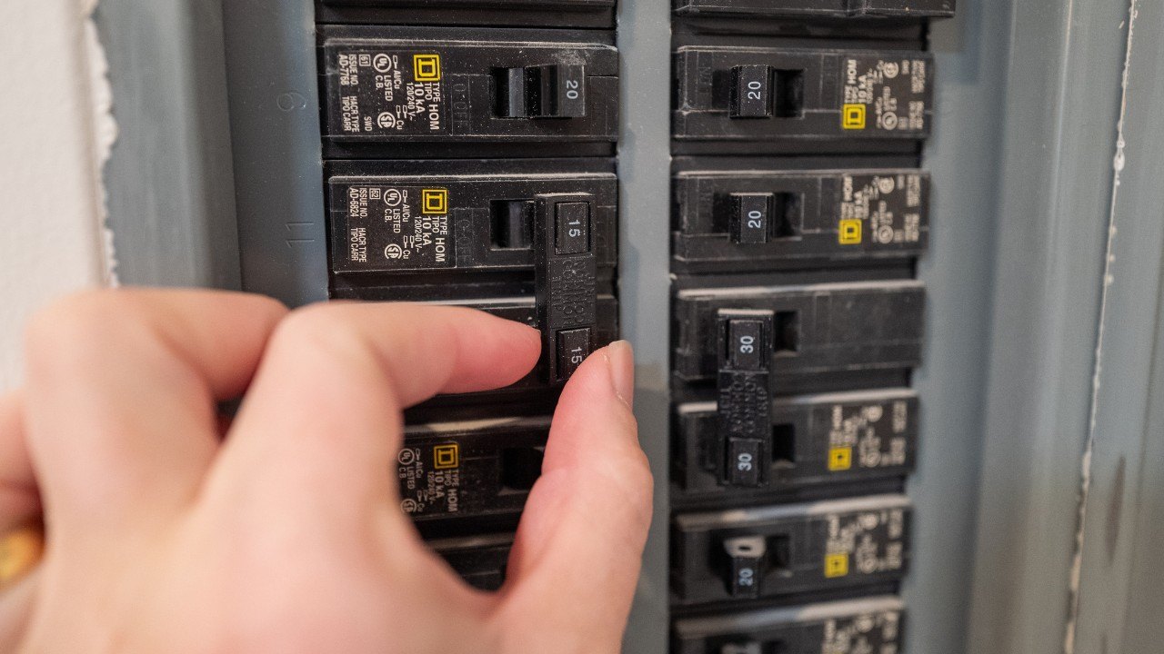 Electrician Shares Genius Circuit Breaker Hack for Quickly Resolving ...