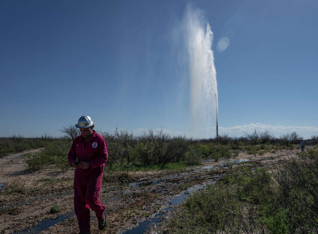 Kinder Morgan shuts geyser of produced water from West Texas well