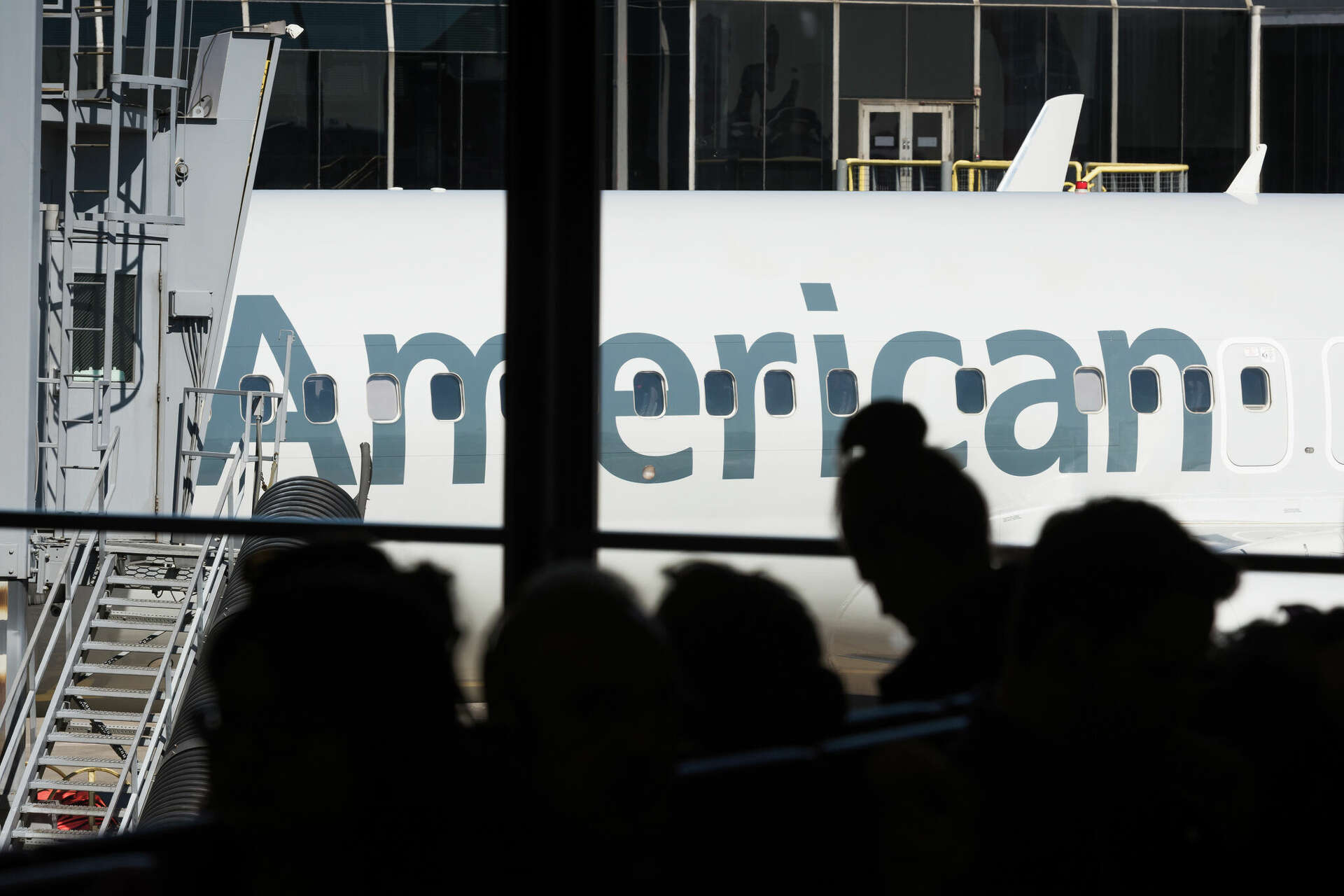 American Airlines tests system to curb ‘gate lice’ at boarding