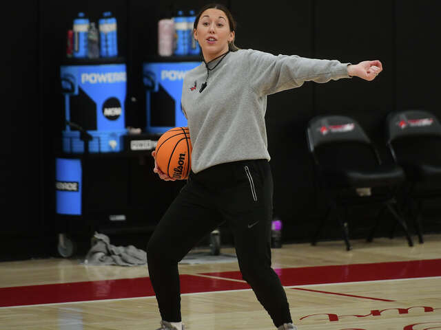 Fairfield basketball coach Carly Thibault-DuDonis follows family path