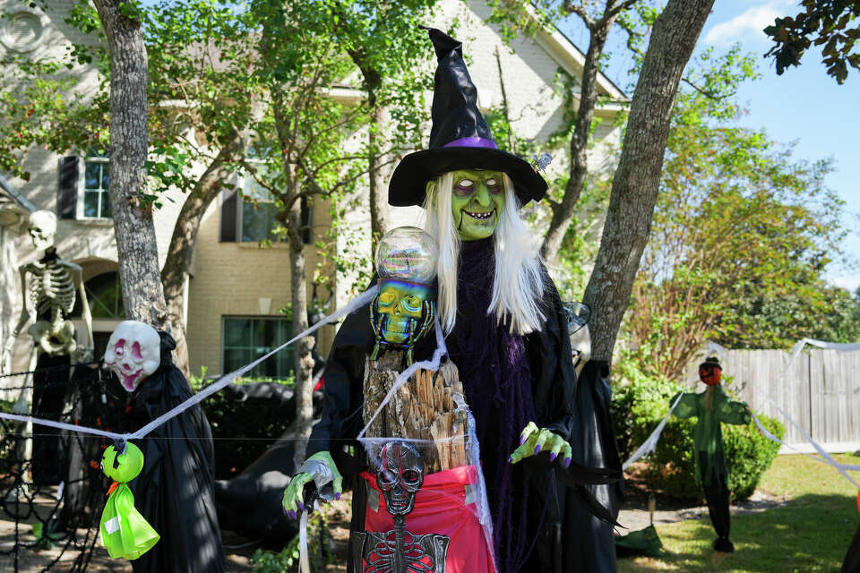 Houston suburb Halloween displays have animatronics and synced music