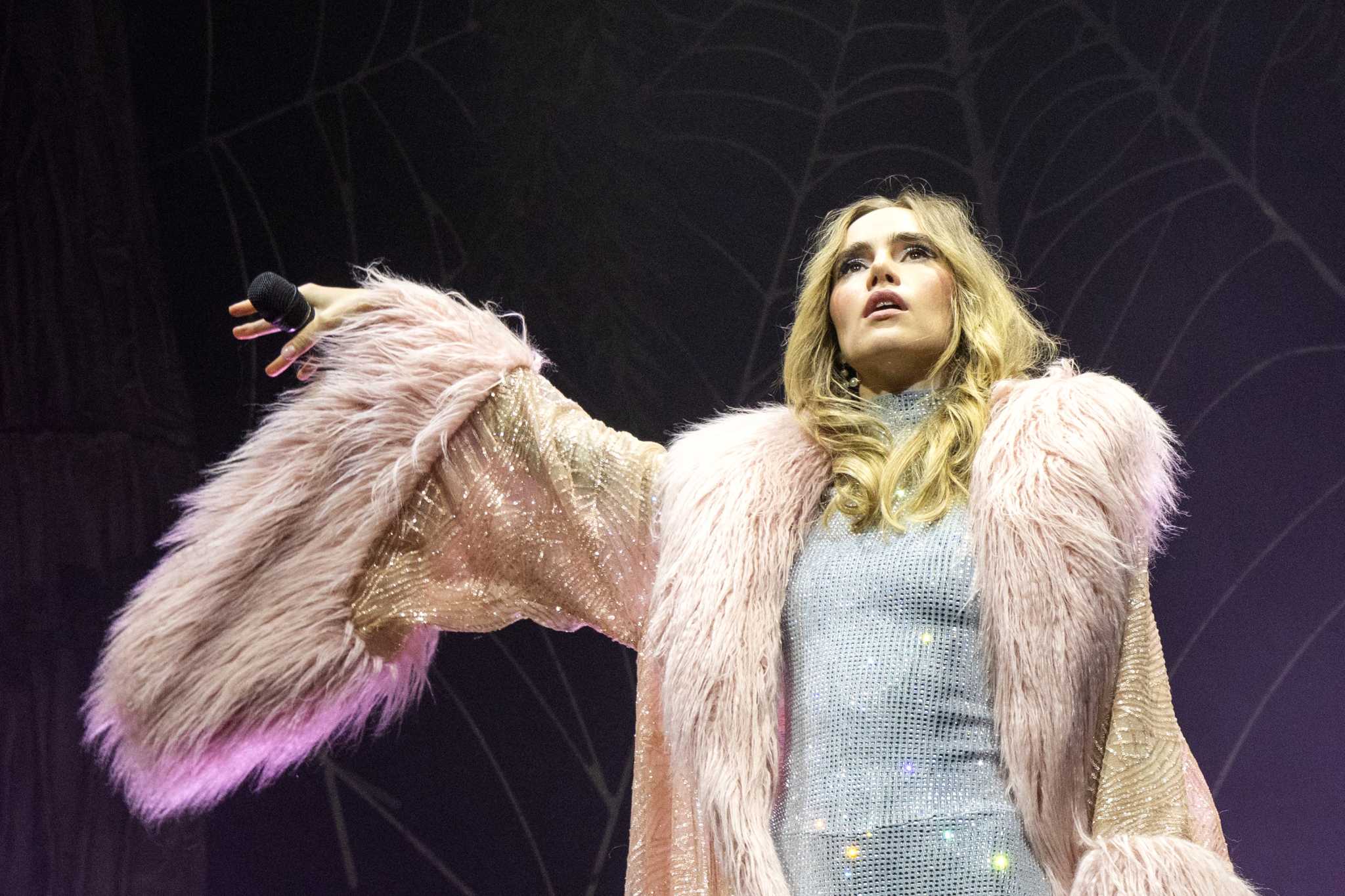 Suki Waterhouse talks performing on the Eras Tour ahead of S.F. show